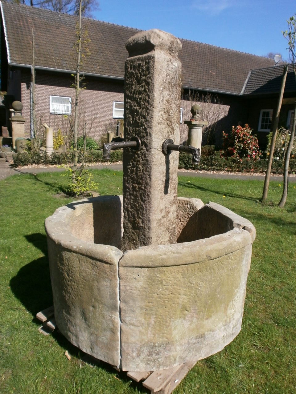 Antiker Sandsteinbrunnen – Heidesandstein