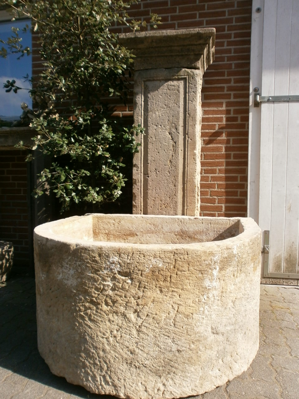 Großer Brunnen aus antikem Sandstein – Heidesandstein